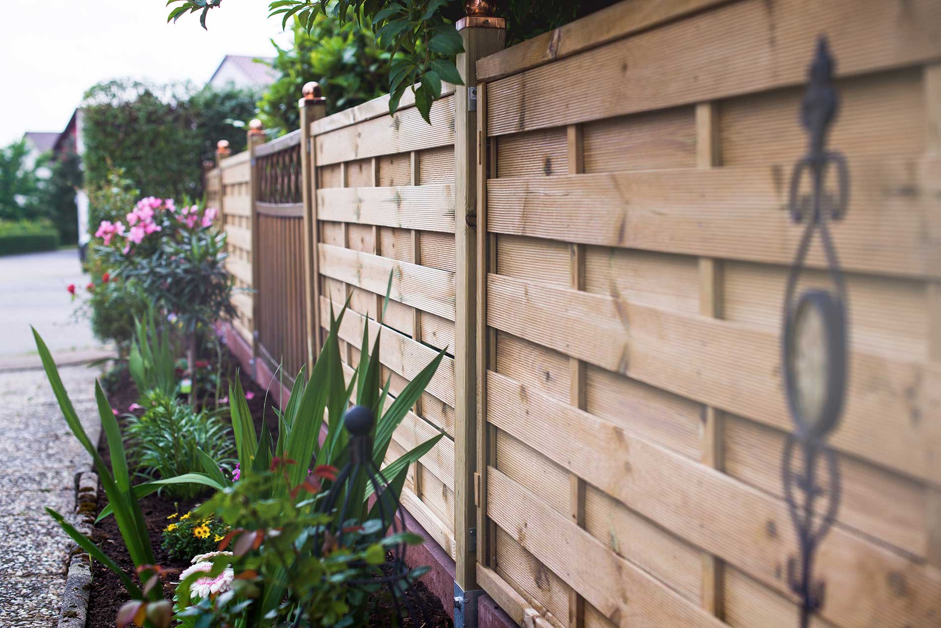 Ideas for Attractive Wood Privacy Fencing